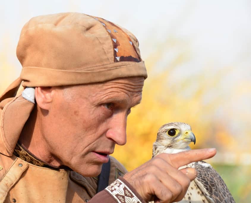 How to become a tour guide? - EastguidesWest